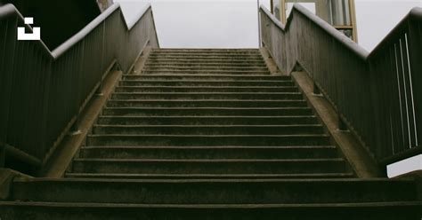 건물로 이어지는 계단 세트 사진 Unsplash의 무료 도시의 이미지 건물로 이어지는 계단 세트 사진 Unsplash의 무료 도시의 이미지