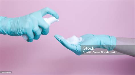 분홍색 배경에 고무 장갑 펌핑 클렌징 폼을 가진 여성의 손클로즈업 건강관리와 의술에 대한 스톡 사진 및 기타 이미지 건강관리와 의술 건강한 생활방식 고무 Istock