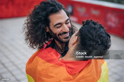 Pasangan Gay Terbungkus Bendera Pelangi Berpelukan Foto Stok Unduh