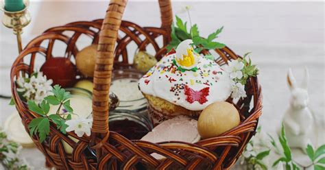 세련된 부활절 달걀 수제 부활절 빵 고리 버들 바구니에 담긴 맛있는 전통 부활절 음식 소박한 테이블의 린넨 냅킨에 피는 봄