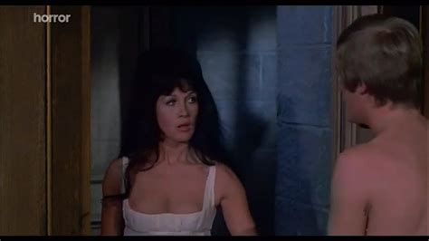 Anouska Hempel Nue Dans Scars Of Dracula