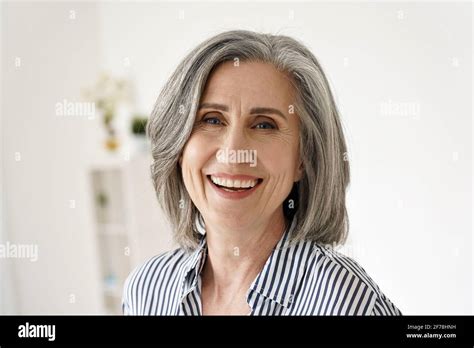 Reife Frau Lachen Fotos Und Bildmaterial In Hoher Auflösung Alamy