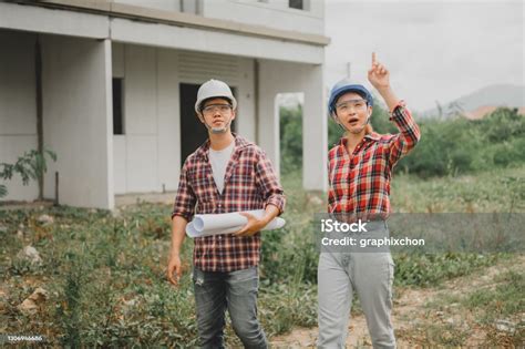 엔지니어 팀은 건설 부동산 현장에서 논의하고 작업합니다 마을 프로젝트 및 부동산 건물에서 검사 25 29세에 대한 스톡 사진 및 기타 이미지 Istock