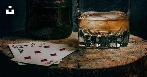 위스키 한 잔 옆에 있는 제임슨 한 병 사진 Unsplash의 무료 그리스 이미지