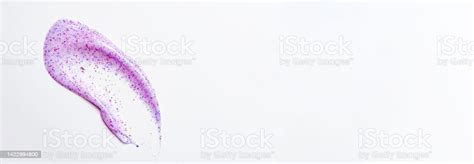 세탁을위한 보라색 크림 스크럽 각질 제거 피부 관리 제품 흰색 배경 공간을 복사합니다 0명에 대한 스톡 사진 및 기타 이미지 Istock