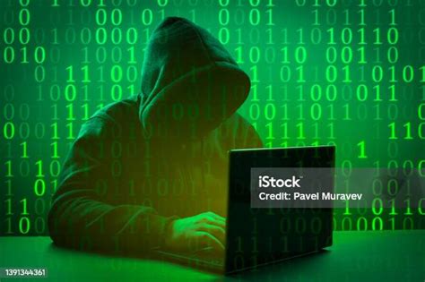 해커 공격 키보드에서 컴퓨터 해커 코딩 짙은 녹색 디지털 배경에서 코드를 작업하는 해커 해커 바이러스 악성 코드 공격 사이버 공격 시스템 파괴 및 맬웨어 개념 가상현실에