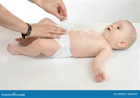 Het Veranderen Van De Luier Stock Foto Image Of Hartelijk Zorgvuldig