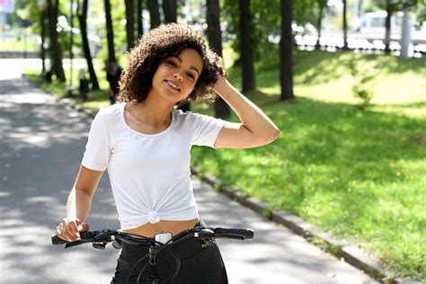 공원에서 자전거를 타고 젊은 쾌활한 아프리카 계 미국인 여성 T 셔츠에 대한 스톡 사진 및 기타 이미지 T 셔츠 거리 젊은 여자 Istock