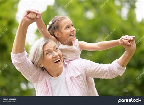 مادربزرگ با نوه در پارک 1396465