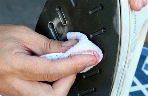 Несіть тазик популярний лайфгак з очищення праски за допомогою звичайної мінералки Читайте на