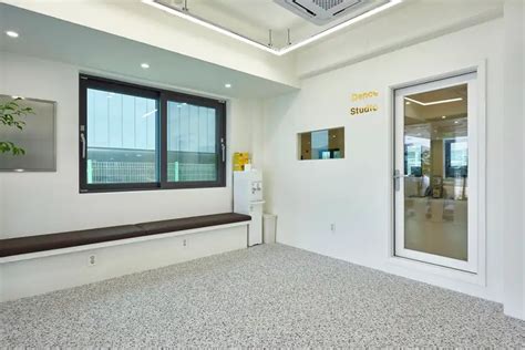 깔끔하고 화사한 화이트톤 모던 27평 댄스학원 인테리어 비용