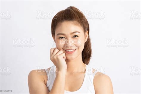 매력적인 매력적인 아시아 아름 다운 젊은 여 자가 미소 하얀 치아와 감동 부드러운 뺨 느낌 너무 행복 하 고 밝고 건강 한 피부 흰색 배경 아름다움의 개념에 고립 된 건강