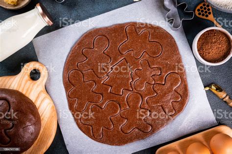 크리스마스 베이킹 배경 어두운 배경에 크리스마스 베이킹을 요리하기위한 재료 복사 공간이 있는 상단 뷰입니다 진저 브레드 쿠키 생강 쿠키를 굽습니다 쿠키용 원시 요일 갈색에