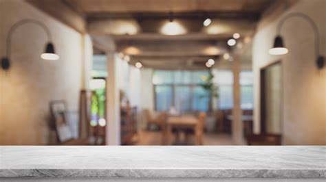 Bokeh 카페 및 온천은 인테리어 배경 흐리게에 빈 흰색 대리석 돌 테이블 상단디스플레이 또는 제품을 몽타주에 사용할 수 있습니다 대리석에 대한 스톡 사진 및 기타 이미지