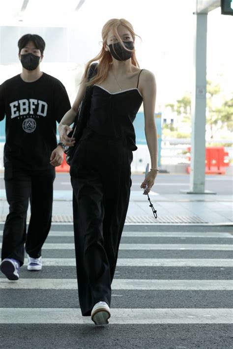 Roseanne Park Blackpink Photos At The Airport 12thblog