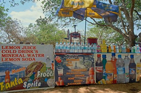 Vendedor De Bebidas Frias Perto De Lodwick Monumento Lodwick Ponto Lodwick Imagem Editorial