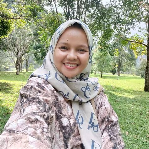 Subuh Sepi Mencari Kutu Rambut Tahimik Si Dawn Na Naghahanap Ng Kuto Sa