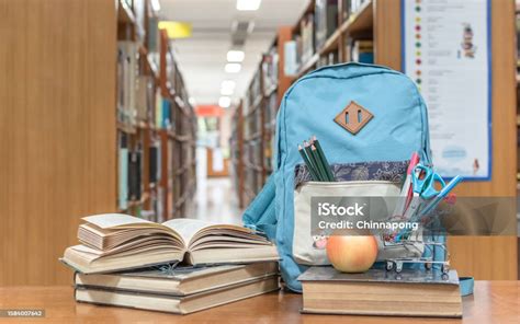 학교 서적 교과서 배낭 및 문구류가 있는 학교 개념으로 돌아가기 도서관 또는 수업 배경이 있는 교실 책상에 새 학년 시작 또는 학기 시작 신학기에 대한 스톡 사진 및 기타
