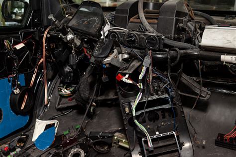 차량 수리 작업장에서 준비하는 동안 분해 된 대시 보드와 변속 기어 및 온도 조절을 볼 수있는 밴 뒤쪽의 자동차 인테리어 자동차 서비스 산업 0명에 대한 스톡 사진 및 기타