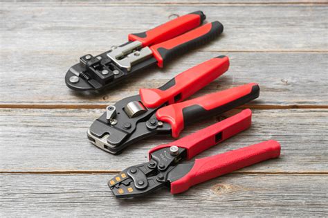 좌초 된 전선을 압착하기위한 도구 회색 나무 배경에 전기 또는 빌더를위한 압착 도구 0명에 대한 스톡 사진 및 기타 이미지 0명 Usb 케이블 개념 Istock