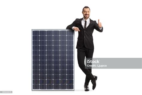 태양 전지판에 기대어 엄지 손가락을 위로 올리는 사업가의 전체 길이 초상화 30 34세에 대한 스톡 사진 및 기타 이미지 30 34세 Performing Arts