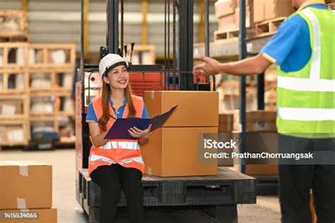안전 하드 모자와 조끼를 가진 산업 노동자 및 매니저는 큰 창고에 선반에 저장 제품의 양을 검사합니다 25 29세에 대한 스톡 사진 및 기타 이미지 Istock