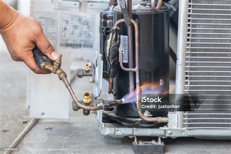 에어컨 수리의 닫기 용접 또는 절단 금속 순산소 용접 및 순산소 절단 공정 바닥 고정 에어컨 시스템의 수리공을 사용 연료 가스와 산소를 사용 설치에 대한 스톡 사진 및 기타