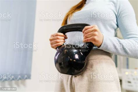 집에서 훈련을 위해 검은 케틀벨 무게를 들고 알 수없는 백인 여성의 중간에 가까이 공간 건강 및 피트니스 개념을 복사 18 19세에 대한 스톡 사진 및 기타 이미지 Istock