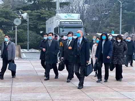 组图丨山东省十三届人大七次会议即将开幕 代表委员陆续步入会场