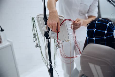 의료 검사를 위해 의자에 앉은 검은 머리 여성을 준비하는 자격을 갖춘 기술자의 자른 사진 사진 Unsplash의 기술자 이미지