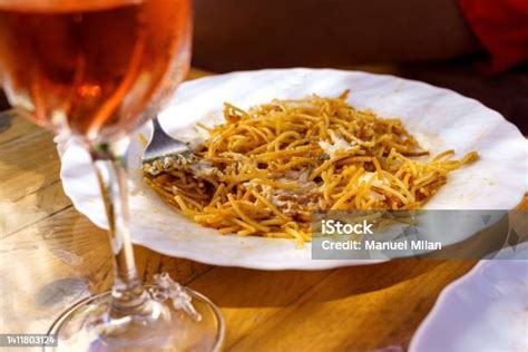 Fideuá는 간디아에서 유래 한 요리로 빠에야와 비슷한 방식으로 만들어집니다 그 성분 파스타 국수 생선 국물 및 오징어와 새우와 같은 해산물 알리올리로 양념 할 수