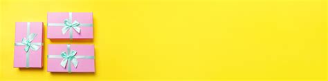 크리스마스 새해 생일 발렌타인 축하 선물 로맨틱 한 개념 노란색 컬러풀 한 배경에 고립 된 핑크 선물 상자 3 개만 최소한의