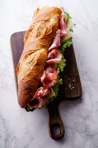 신선한 바게트 샌드위치 반 미 스타일 햄 치즈 토마토와 신선한 양상추 백색 대리석 배경에 나무 절단 보드에 슬라이스 건강한 식생활에 대한 스톡 사진 및 기타 이미지 Istock