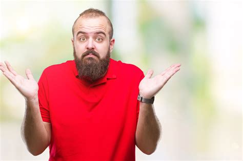 젊은 백인 Hipster 남자가 고립 된 배경 우 둔 하 고 혼란 스 러 워 식으로 발생 하는 손과 팔에 빨간 셔츠를 입고 있다 의심 개념입니다 감정에 대한 스톡 사진 및