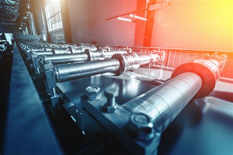 푸른 색의 추상적 인 산업 배경 금속 공장 강철에서 지붕 타일의 생산 제조에 대한 스톡 사진 및 기타 이미지 제조