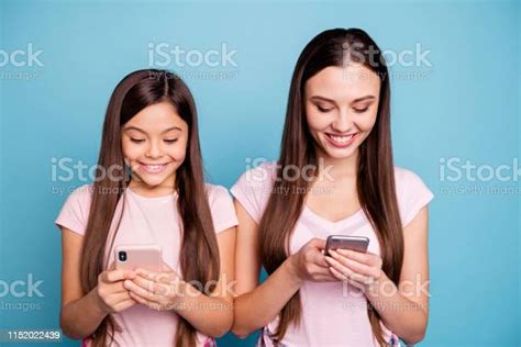 빠른 속도 5g 인터넷에 고립 된 밝은 생생한 빛 녹색 파란색 청록색 배경 사용 하 여 두 좋은 귀여운 매력적인 사랑 스러운 쾌활 한 명랑 한 갈색 머리 여자의 클로즈업