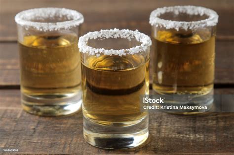갈색 나무 테이블에 소금과 석회가 든 유리에 금 데킬라 알콜 음료 0명에 대한 스톡 사진 및 기타 이미지 0명 1위 감귤류 과일 Istock