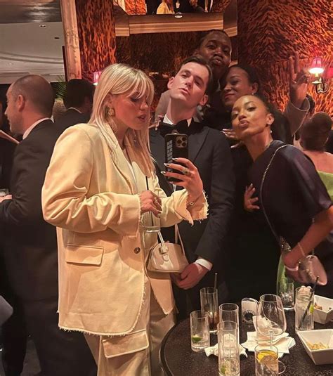 Pin By Lizzie On Tslocg Renee Blonde Wife Mean Girls