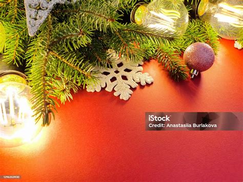 크리스마스 장식 빨간 배경에 전나무 별 공과 마법의 조명 대기 프레임 텍스트 또는 제품을 위한 장소 크리스마스 플랫레이 스타일