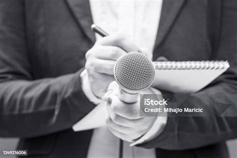 기자회견이나 언론 행사에서 기자회견이나 언론사 기자 마이크 를 들고 메모를 작성합니다 방송 저널리즘 개념 Live Event에 대한 스톡 사진 및 기타 이미지 Istock