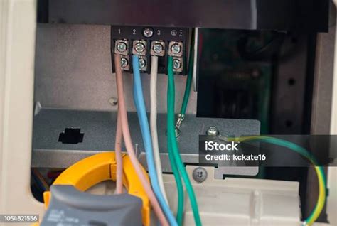 전기 케이블 터미널 블록입니다 전기 와이어 클램프와 직접 전압의 전원 시스템에서에 연결 되어 통신 장비를 위한 전기 건설 기계류에 대한 스톡 사진 및 기타 이미지 Istock
