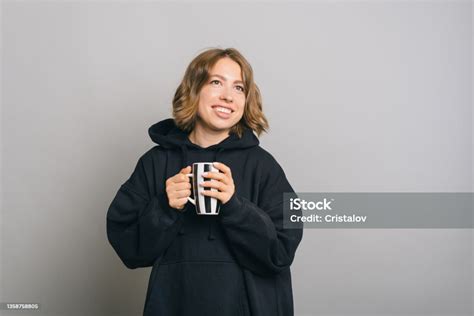 회색 배경 위에 커피 나 차 한 잔을 들고 아름다운 젊은 매력적인 여자의 초상화 25 29세에 대한 스톡 사진 및 기타 이미지 25 29세 귀여운 긍정적인 감정 표현