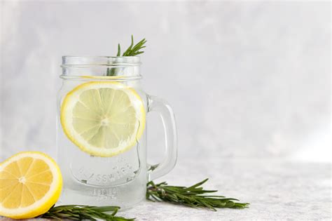 얼음 레몬 로즈마리가 있는 홈메이드 상쾌한 레모네이드 공간을 복사합니다 클로즈업 선택적 초점 0명에 대한 스톡 사진 및 기타 이미지 Istock