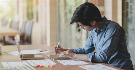 사무실에서 노트북 컴퓨터를 사용하는 동안 Ux 템플릿에 대한 프로젝트를 진행하는 전문 남성 Ui 웹 개발자 사진 Unsplash의 테이블 이미지