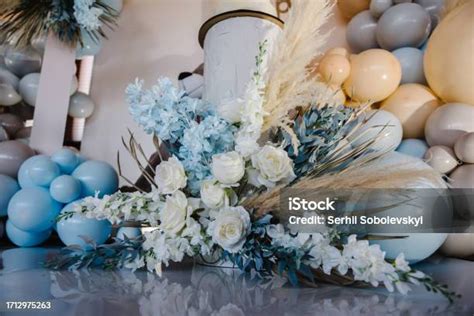 풍선 세부 사진 벽 장식 파란색 갈색 회색 풍선 마른 나뭇잎 꽃이 있는 가을 장식 축하 세례 소년 또는 소녀를위한 생일 파티 트렌디한 가을 장식 근접 촬영 0명에 대한 스톡