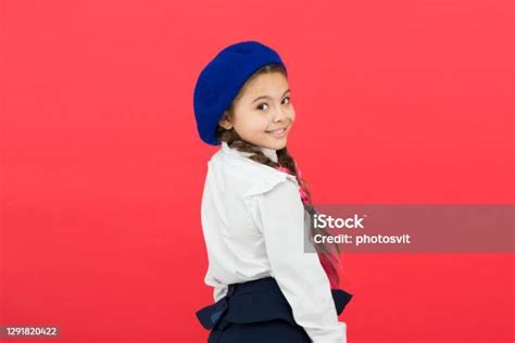 학교 패션 컨셉 여학생은 정장 학교 유니폼과 베레모 모자를 착용합니다 아이 아름 다운 소녀 긴 꼰 머리 멋진 스타일 학교에 대한