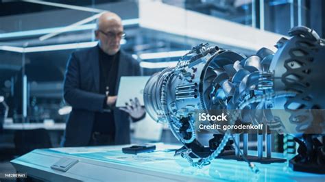 노트북 컴퓨터를 사용하여 미래형 터보팬 모터의 작동 방식을 분석하고 연구하는 수석 엔지니어 산업 하이테크 시설에서 혁신적인 기술을 개발하는 수석 관리자 실험실에 대한 스톡