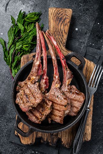 Bbq 구운 양고기 양고기 는 팬에 스테이크를 갈아 검은 색 배경 위쪽 보기 갈비 음식에 대한 스톡 사진 및 기타 이미지 갈비 음식 검은색 고기 Istock