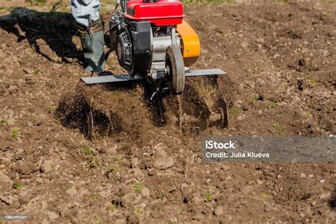 기치 남자 농부는 재배자와 땅을 쟁기 농업 기계 정원에서 경작을위한 재배자 모터 재배자 개념에 대한 스톡 사진 및 기타 이미지 Istock
