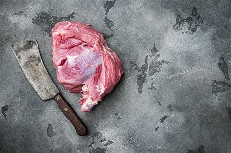 생 돼지 고기 커틀릿 스테이크 오래된 정육점 칼 회색 돌 테이블 배경 상단 보기 플랫 레이 텍스트 복사 공간 준비를위한 준비 원시 고기 조각 고기에 대한 스톡 사진 및 기타